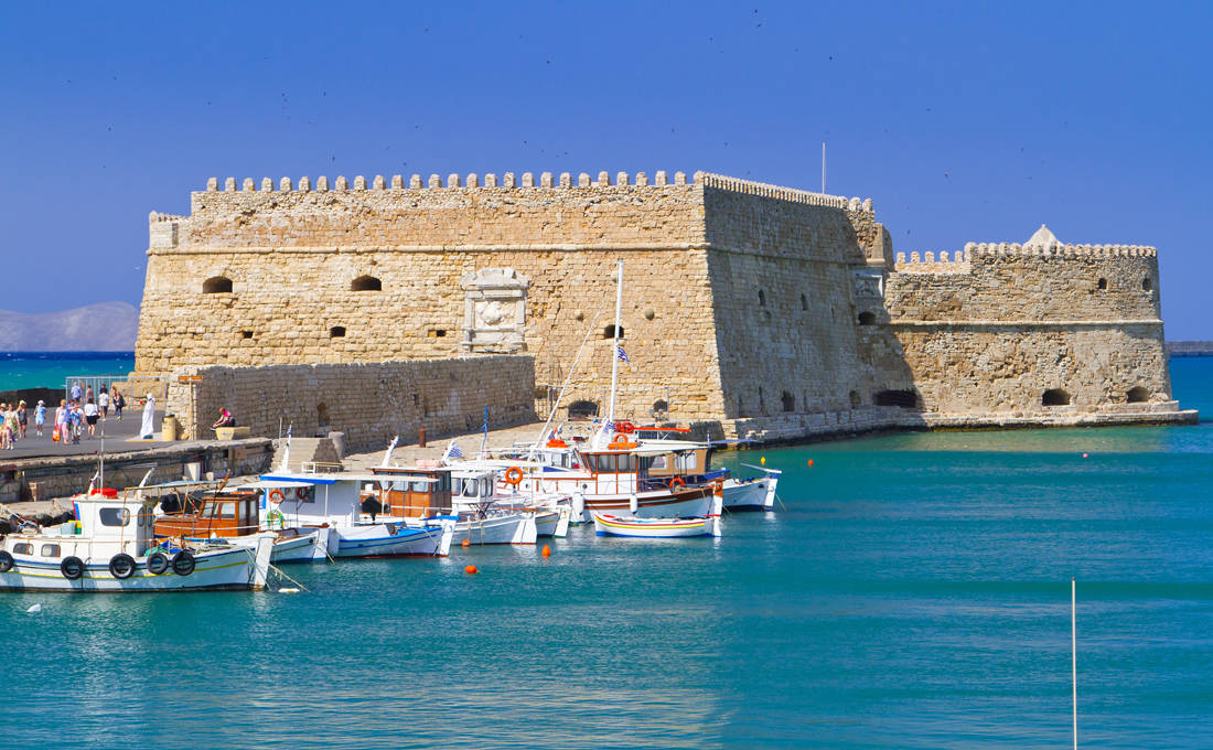Ηράκλειο: "Λουσμένο" στο φως το φρούριο του Κούλε μόλις πέσει το ...
