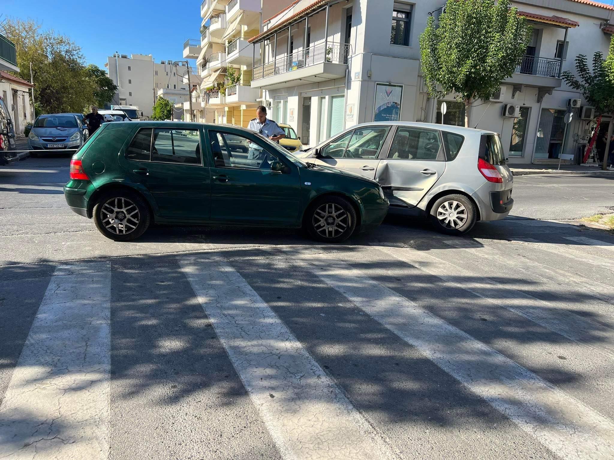 “Τρελή” πορεία ΙΧ: Παρέσυρε και τραυμάτισε μαθητές και οδηγό μηχανής ...