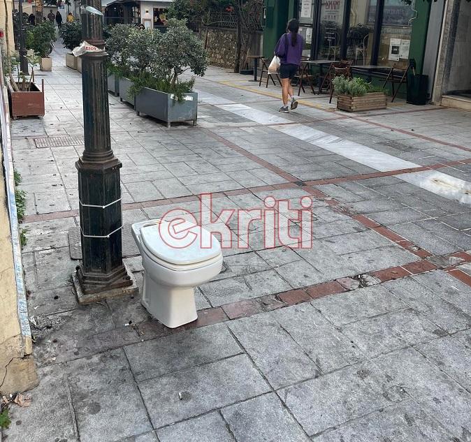 Ηράκλειο: Μια λεκάνη τουαλέτας κάτω από το φωτιστικό και τα ερωτήματα ...