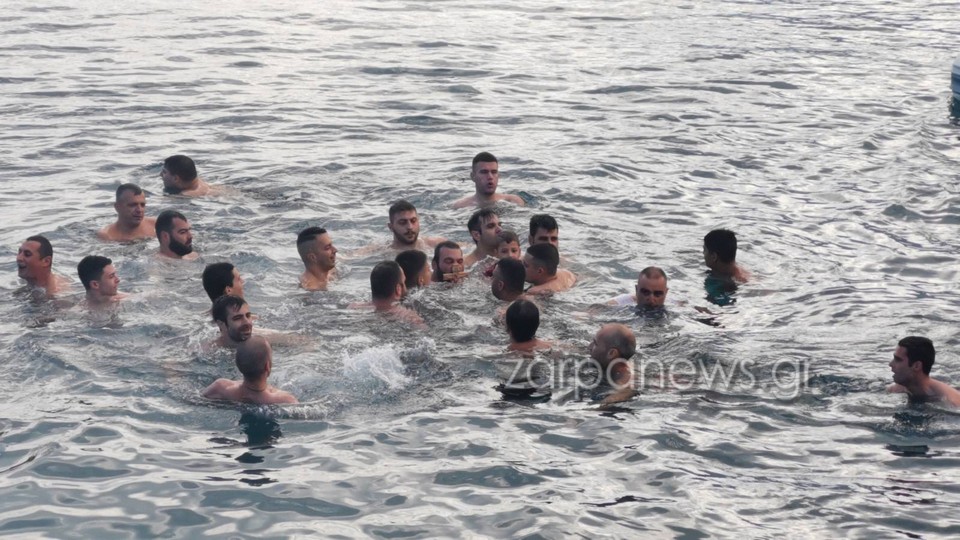 Χανιά: Πλήθος κόσμου στον αγιασμό των υδάτων - Απελευθέρωσαν περιστέρια ...