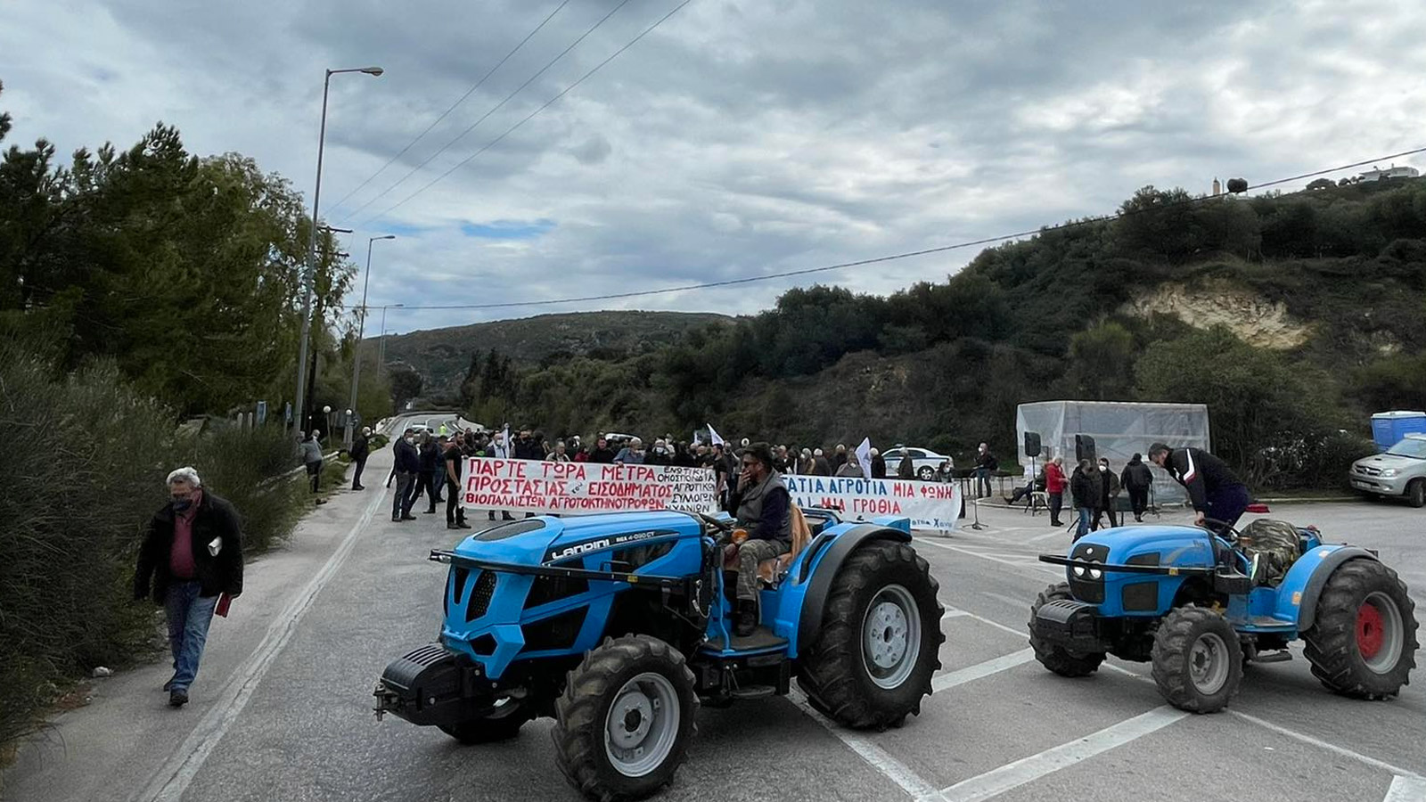 Αγρότες Χανίων: Έκλεισαν συμβολικά τον δρόμο στα Μεγάλα Χωράφια | ekriti.gr