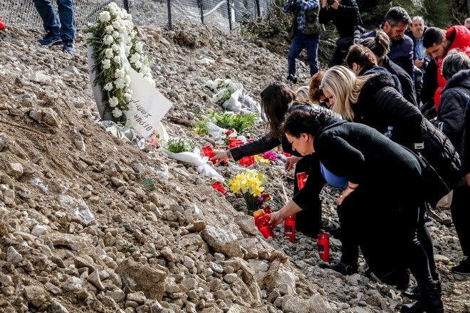 Συγκλονίζει πατέρας θύματος στα Τέμπη: «Εδώ πάνω από τα φέρετρα των ...