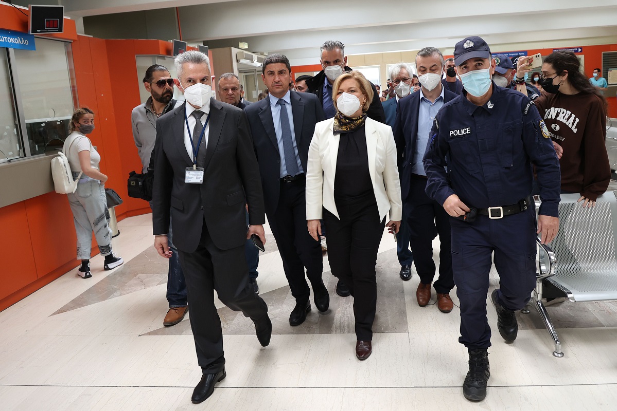 ΠΑΓΝΗ: Ξανά από άλλη είσοδο η Μίνα Γκάγκα για να αποφύγει τους ...