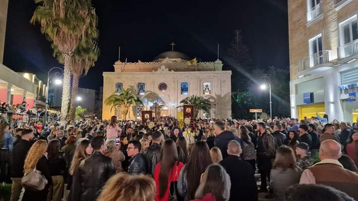 Ηράκλειο: Σε κλίμα κατάνυξης η περιφορά του επιταφίου στους κεντρικούς ...