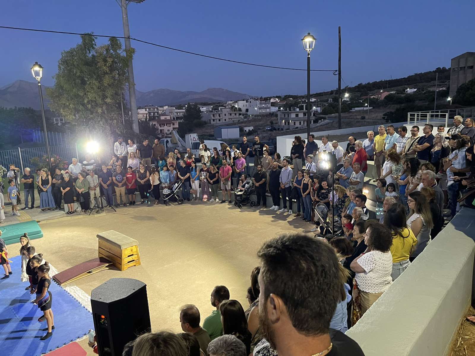 Πλήθος κόσμου στα εγκαίνια της νέας βιοκλιματικής πλατείας στο ...