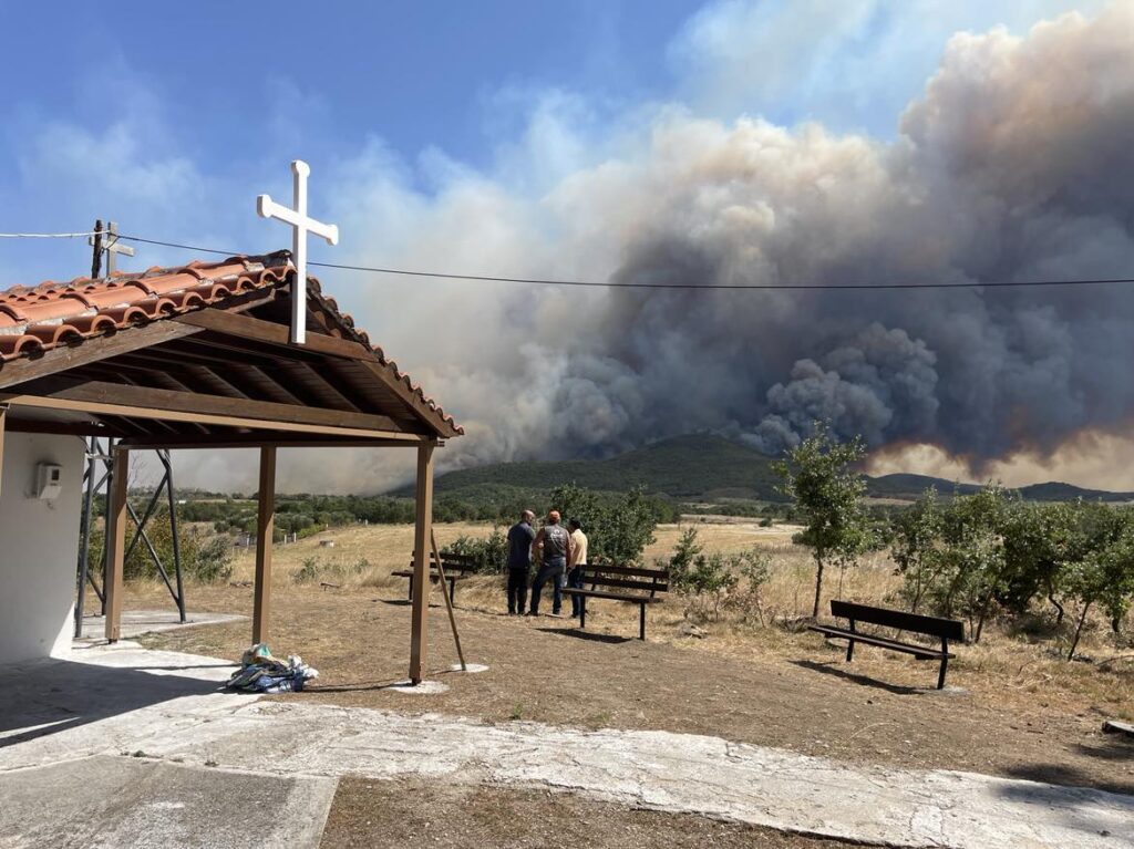 Σε εξέλιξη η ανεξέλεγκτη φωτιά στην Αλεξανδρούπολη – Εκκενώθηκαν 8 ...