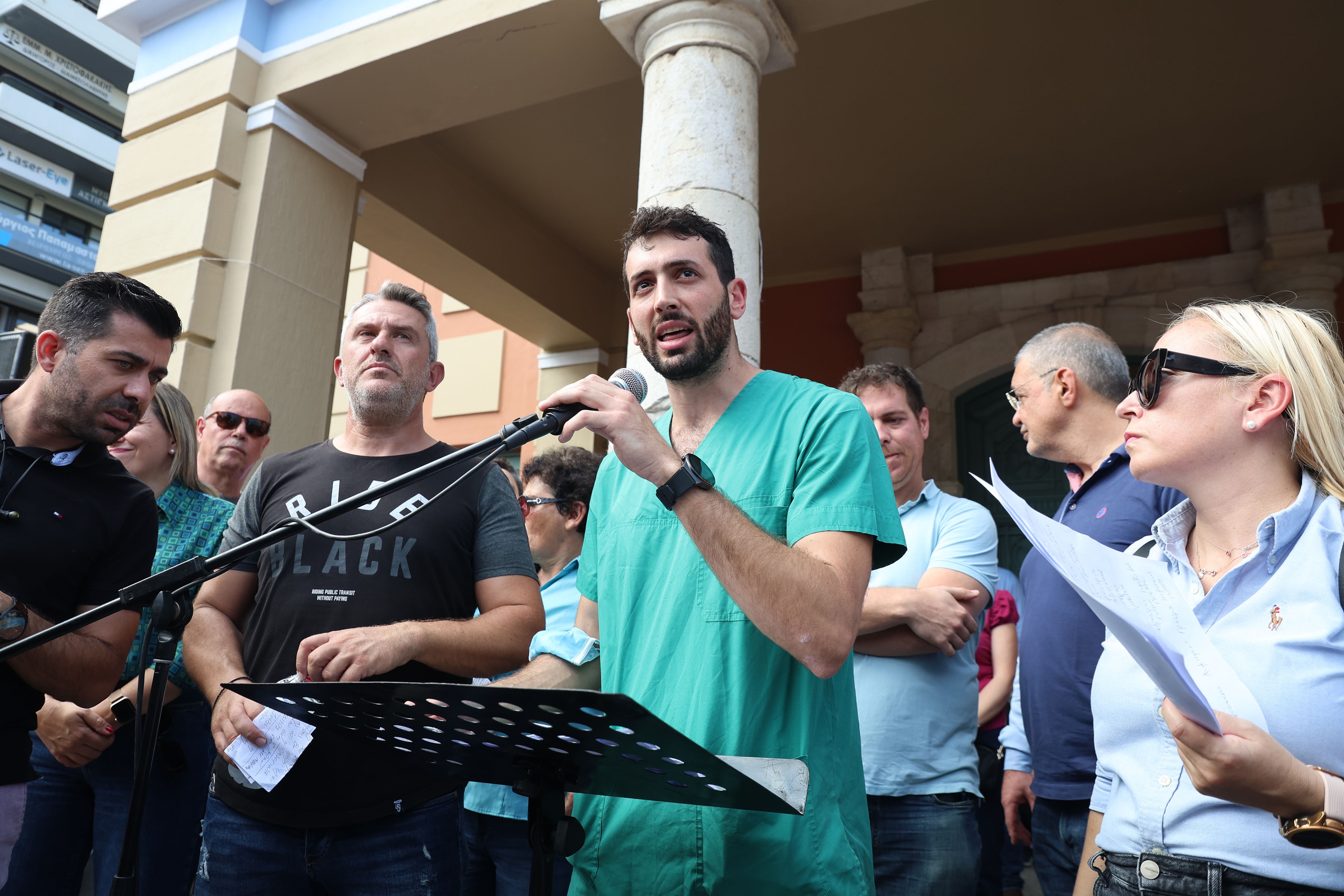 Ηράκλειο: Συγκίνησε ο νεαρός γιατρός: "Μη μας αφήσετε να φύγουμε στο ...