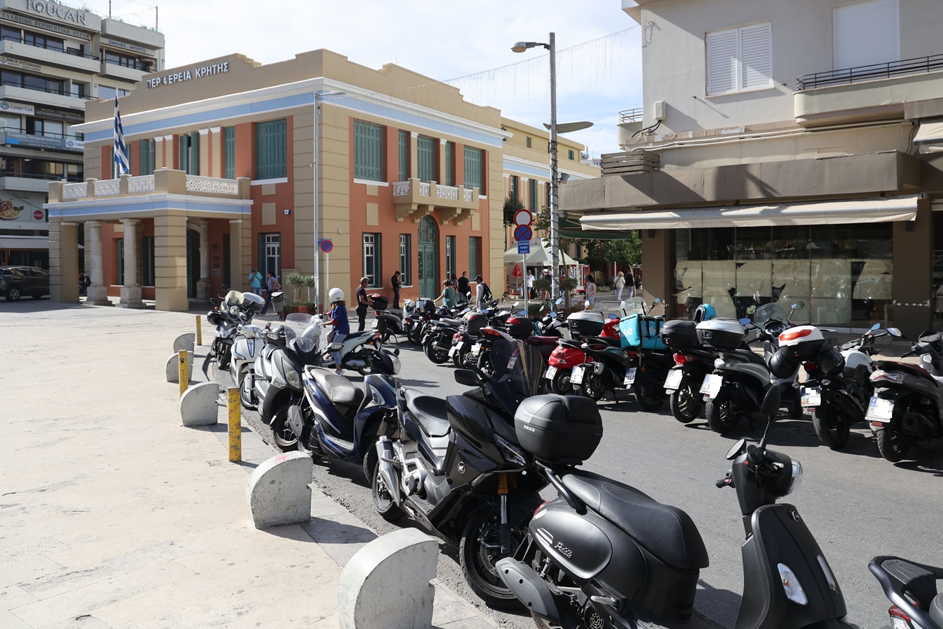 Ηράκλειο: Το ...ελεύθερο πάρκινγκ στην πλατεία Ελευθερίας (φωτογραφίες ...