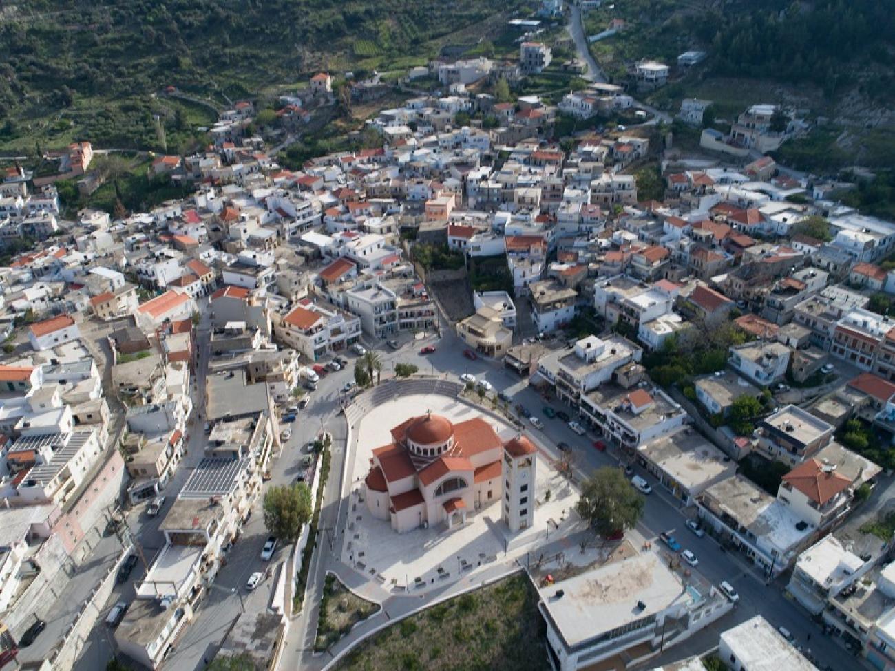 Κρουσώνας: Έσκισαν τα λάστιχα του παπά και του προέδρου! | ekriti.gr