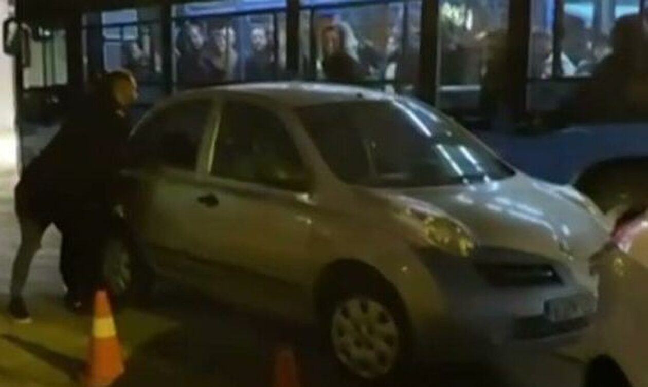 Σήκωσαν αυτοκίνητο στα χέρια για να περάσει το λεωφορείο (βίντεο ...