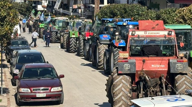 Μεγάλο συλλαλητήριο των αγροτών στα Φάρσαλα, έριξαν γάλα και καλαμπόκι ...