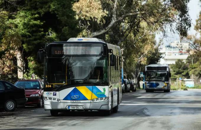 Επίθεση με μάρμαρο σε λεωφορείο: «Είδα το τζάμι να σπάει κι ευτυχώς με ...