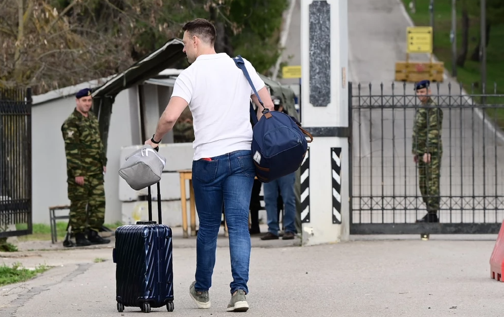 Παρουσιάστηκε στο στρατό ο Κασσελάκης - Τον συνόδευσε ο πατέρας του έως ...