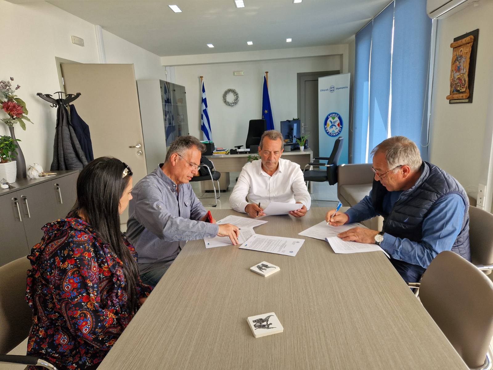 Υπογραφή σύμβασης για συντήρηση και επισκευή σχολικών αύλειων χώρων στο ...