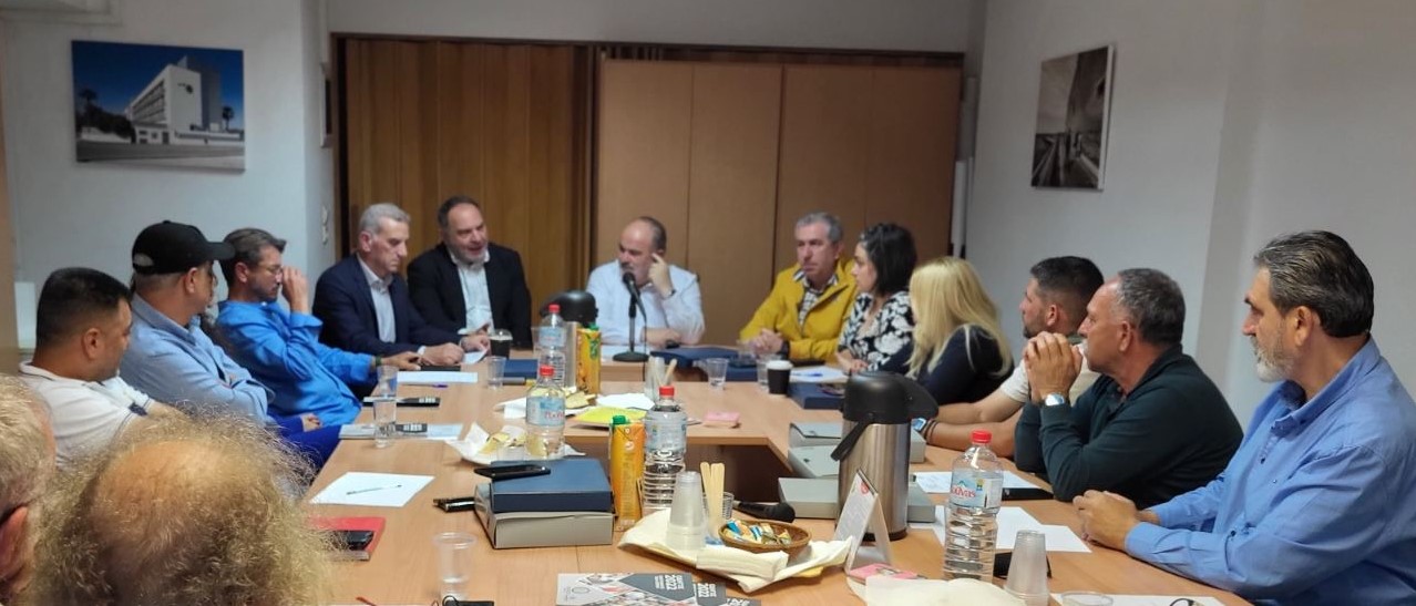 Με τους εκπροσώπους των Μικρομεσαίων Επιχειρήσεων ο Γιάννης Κουράκης ...