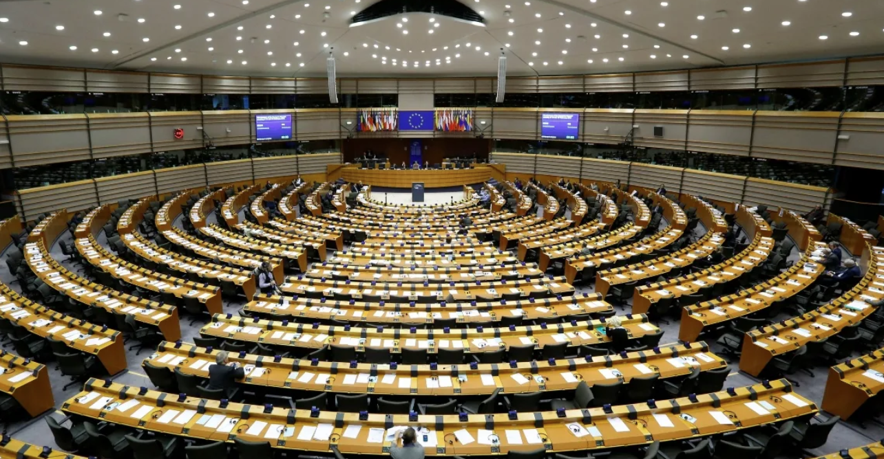 Ευρωπαϊκό Κοινοβούλιο: Εγκρίθηκε το νέο Σύμφωνο για τη Μετανάστευση, τι ...