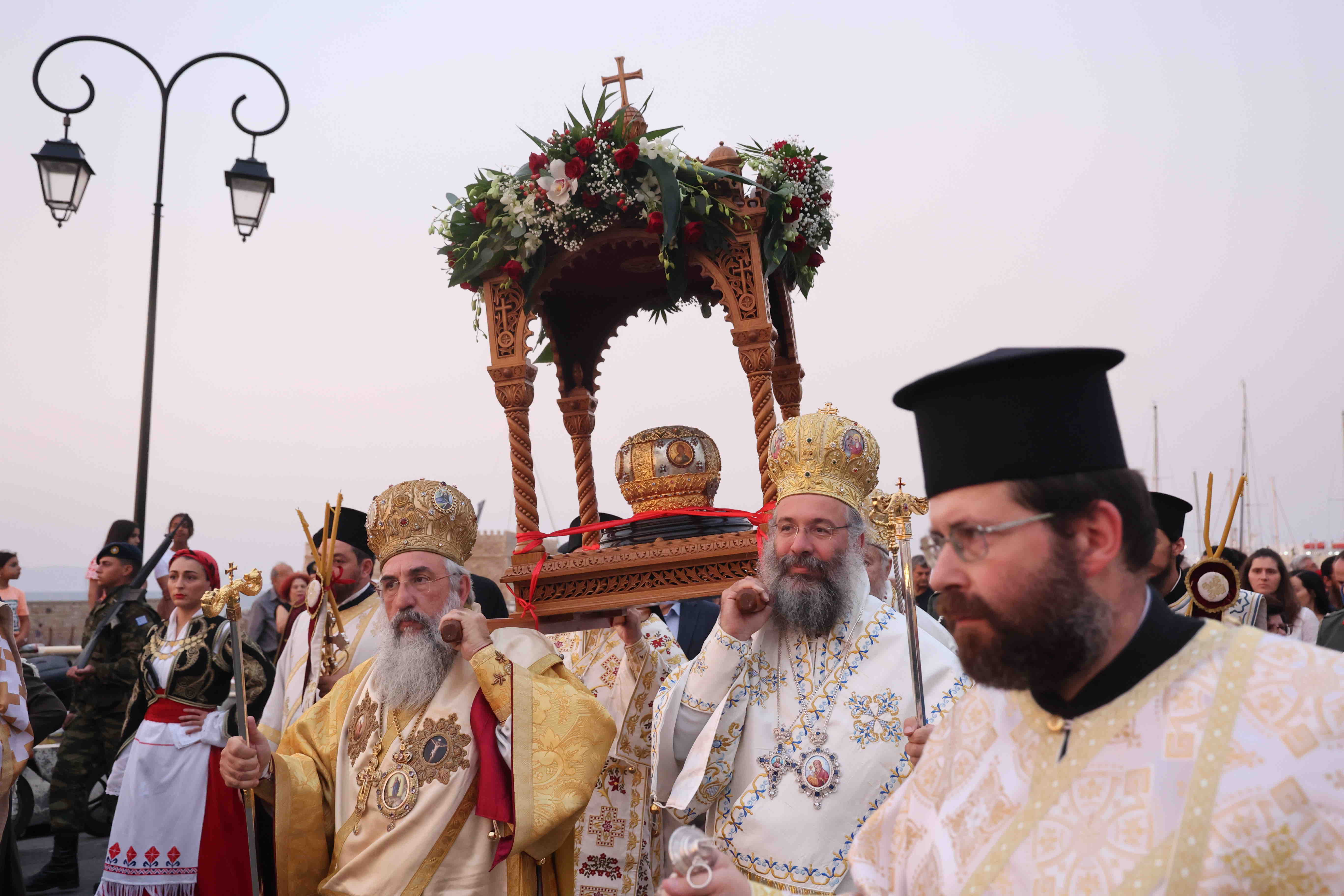 Ηράκλειο: Πλήθος κόσμου στη λιτάνευση της Τιμίας Κάρας του Αγίου Τίτου ...