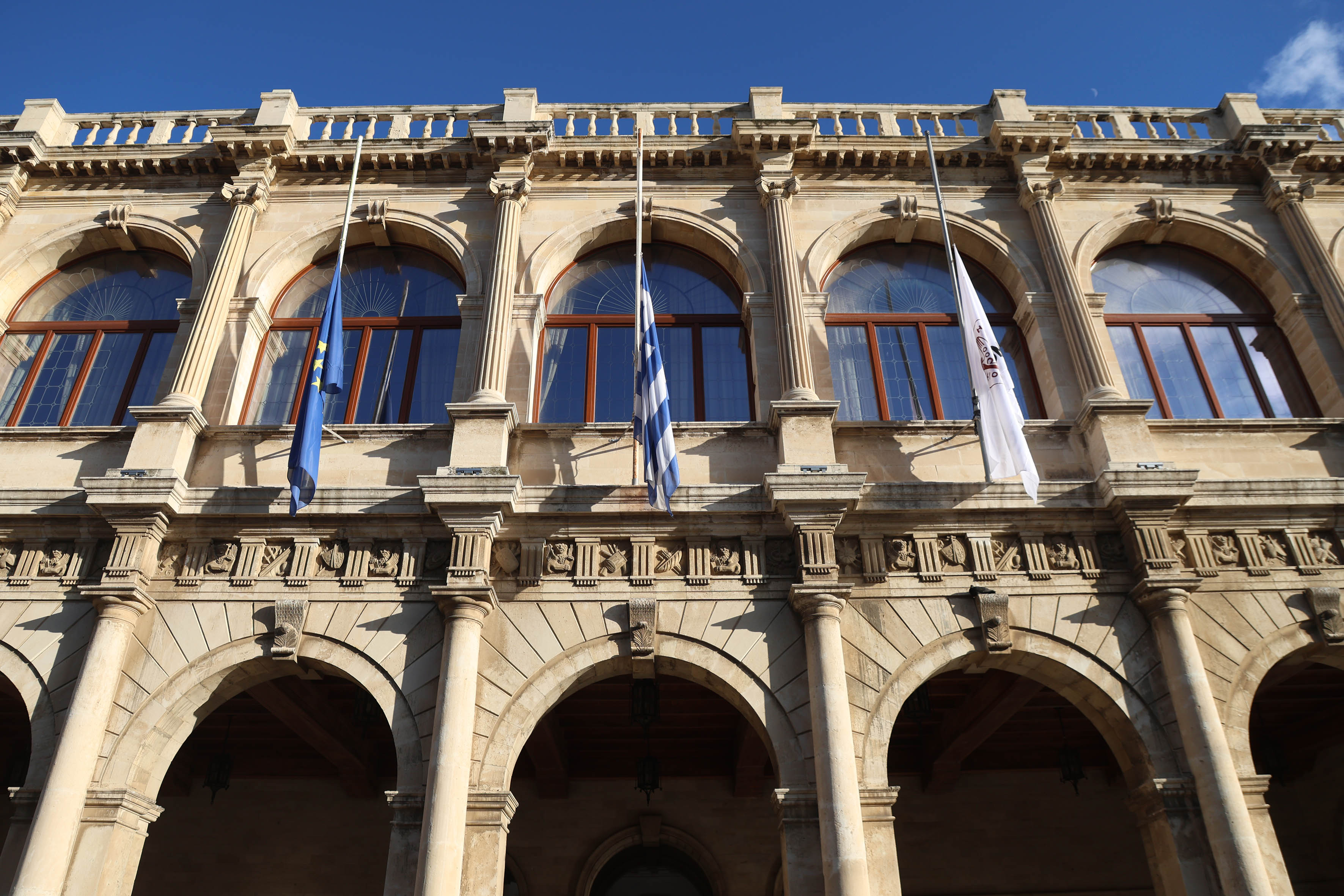Ηράκλειο: Μεσίστια η Ελληνική σημαία στη Λότζια λόγω του Εθνικού ...