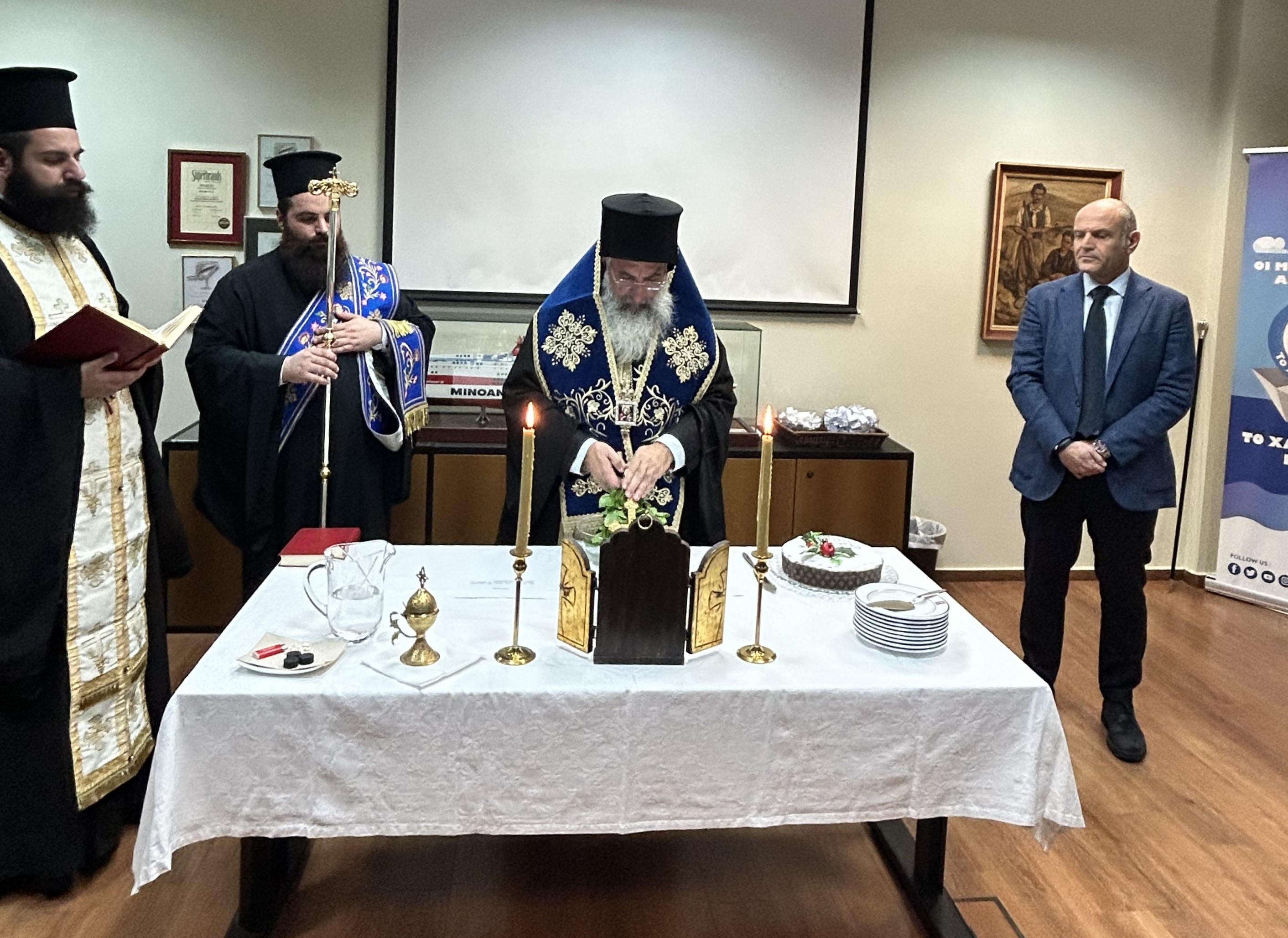 Μινωικές Γραμμές: Αγιασμός και κοπή πρωτοχρονιάτικης πίτας με την ...