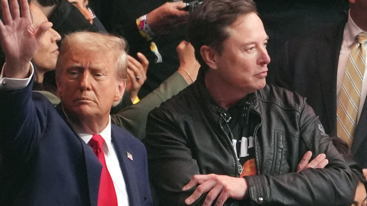 Ο Τραμπ αγοράζει Tesla και πληρώνει «παλιομοδίτικα» με τσεκ προς ...
