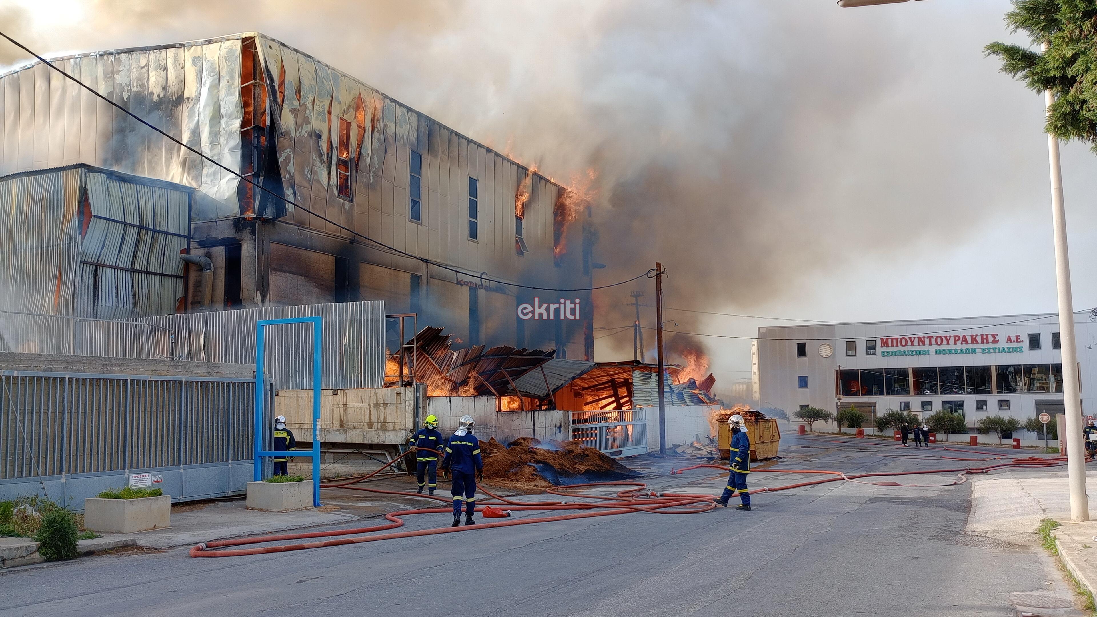Ηράκλειο: Κόλαση φωτιάς σε εργοστάσιο ξυλείας στη ΒΙΠΕ - Μάχη ...