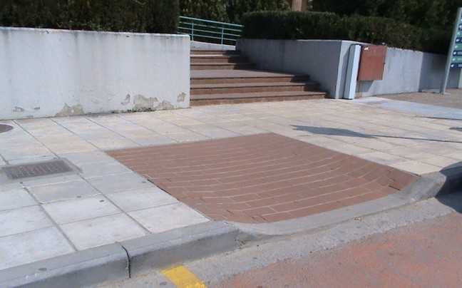 Παρκάρουν σε πεζοδρόμια και ράμπες ΑμεΑ - Ρεκόρ παραβάσεων στη Δυτική ...