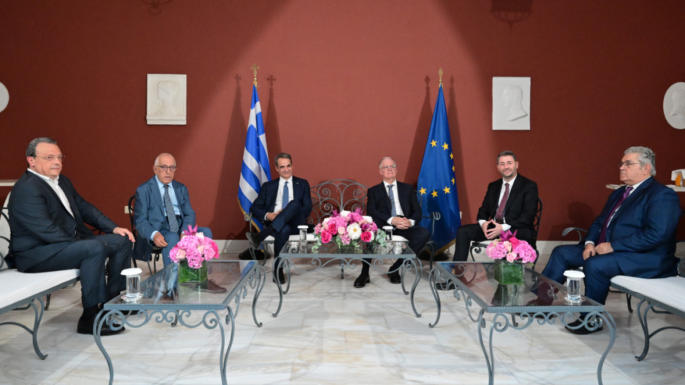 Προεδρικό Μέγαρο: Παγωμένα χαμόγελα στην δεξίωση για την Αποκατάσταση ...
