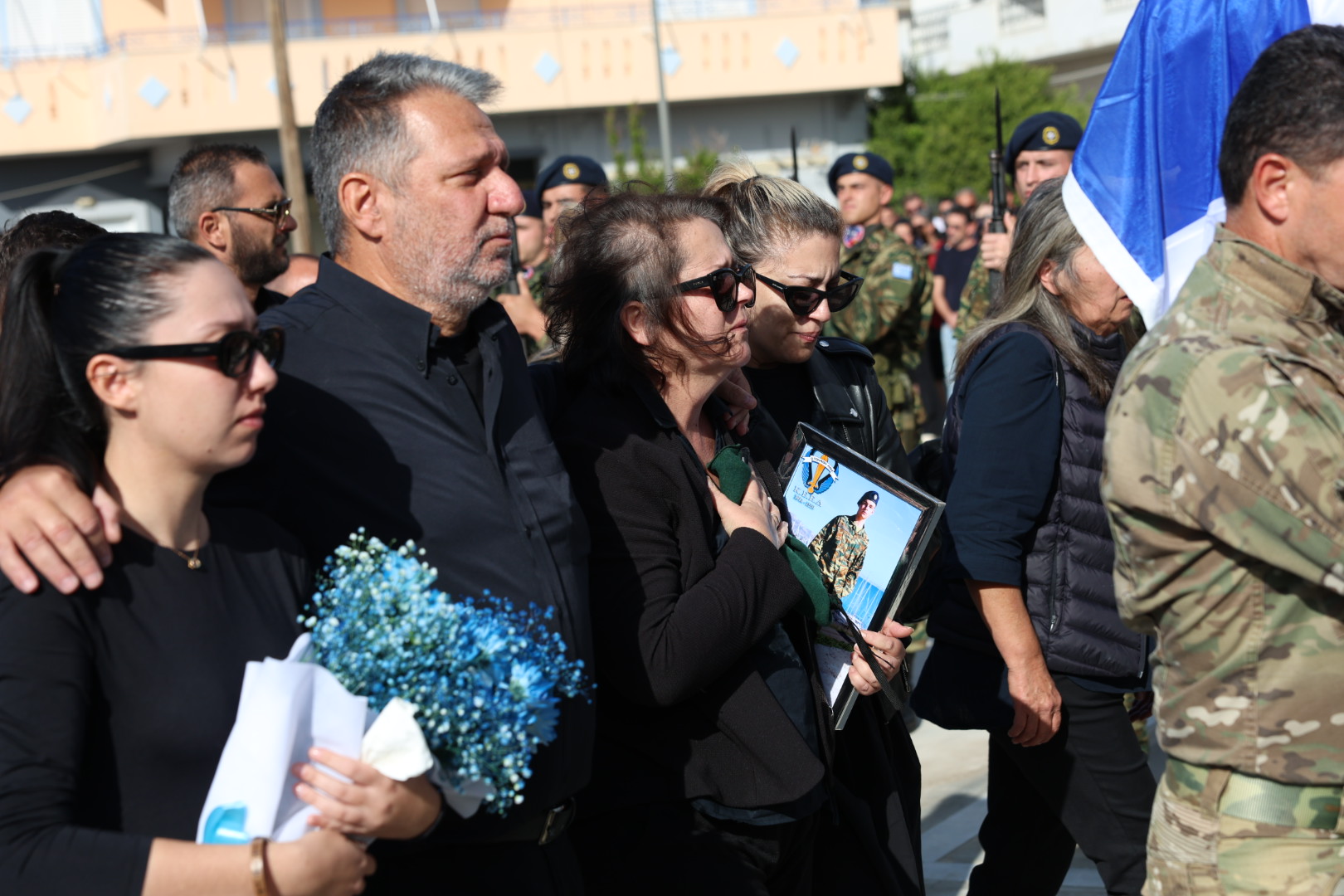 Τυμπάκι: Δάκρυα και βουβός πόνος στην κηδεία του 19χρονου Ραφαήλ ...