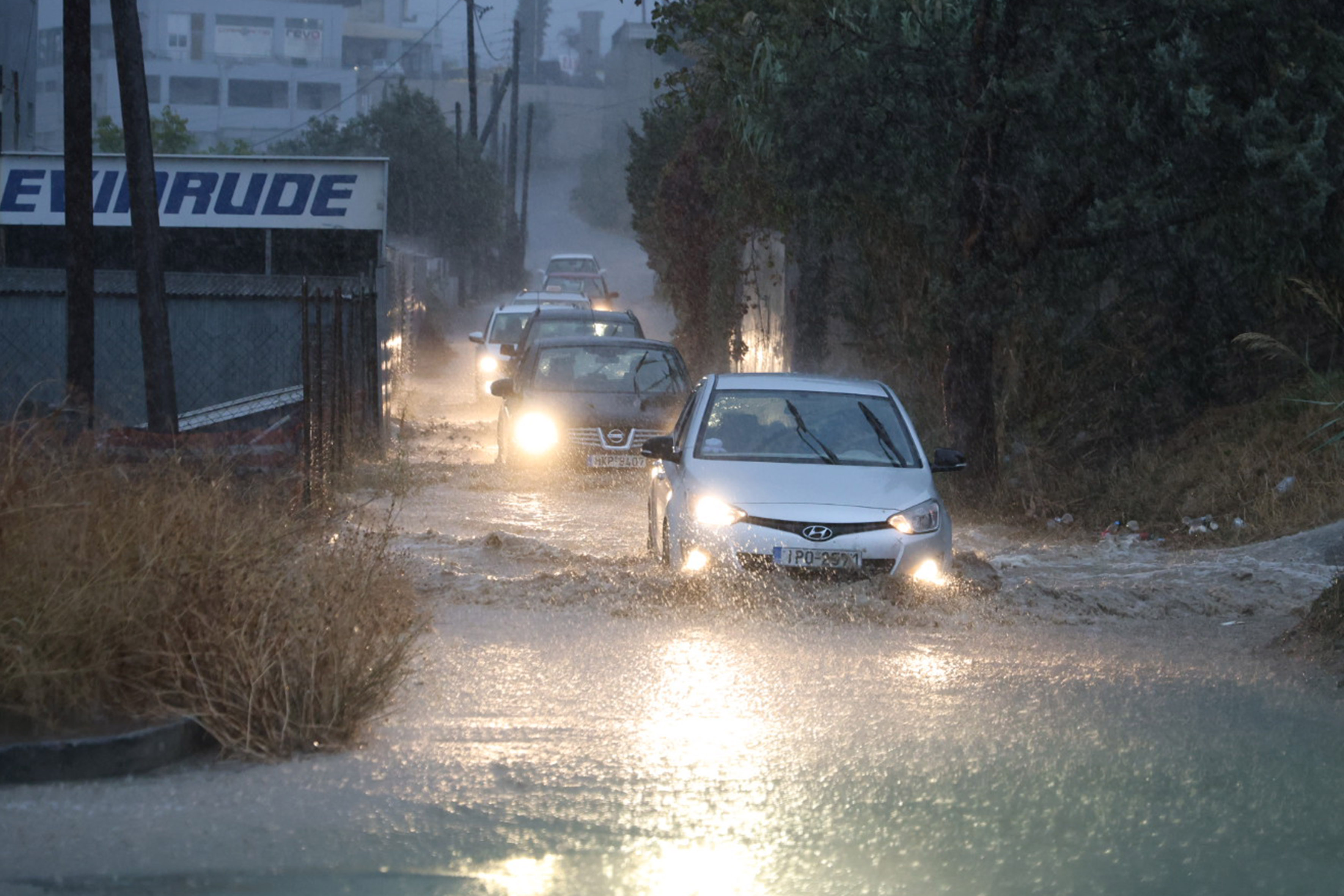 Ηράκλειο: Δρόμοι ποτάμια από την δυνατή νεροποντή (εικόνες) | ekriti.gr