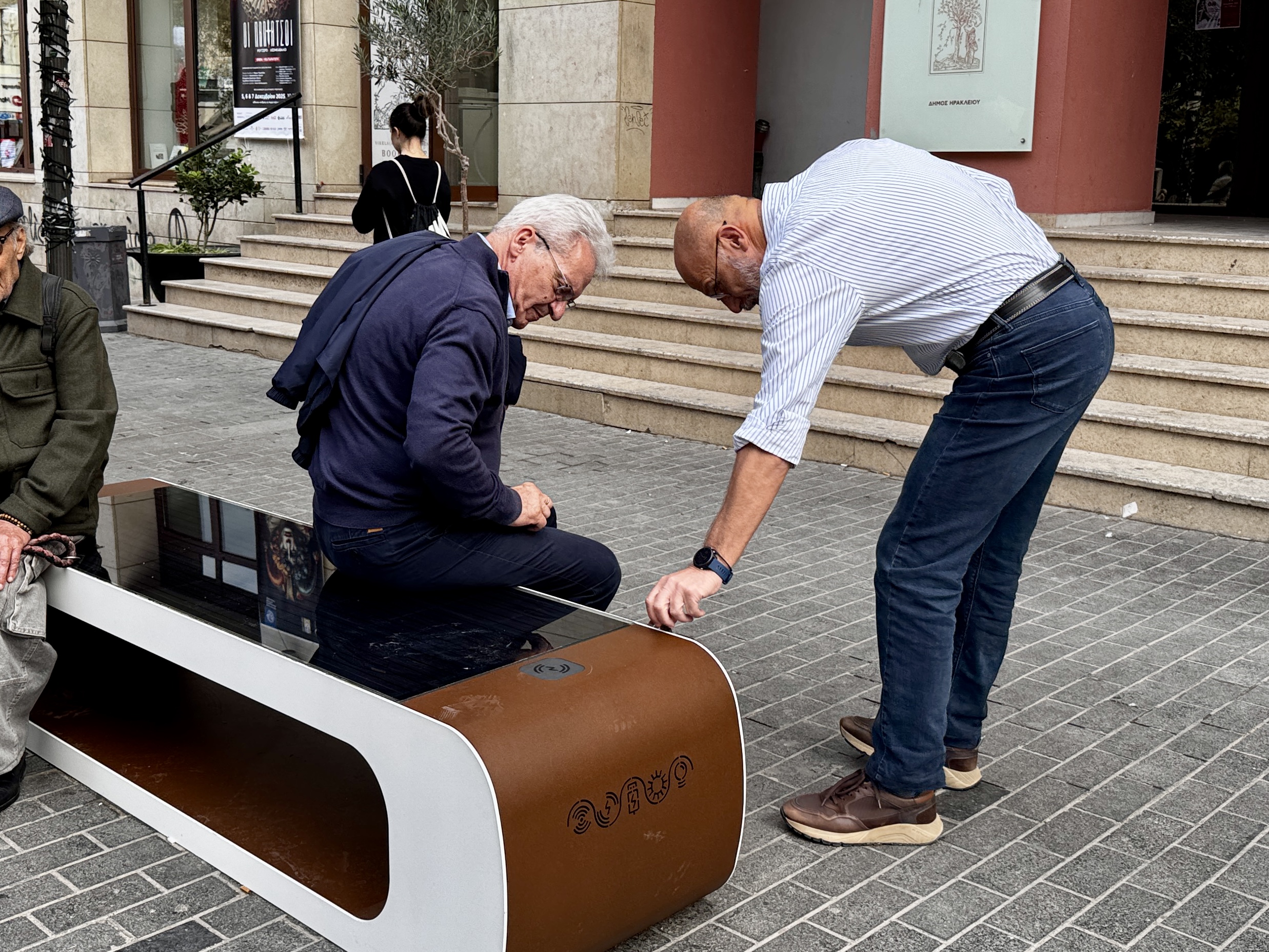 18 νέα «έξυπνα» ηλιακά παγκάκια στο Δήμο Ηρακλείου (εικόνες) | ekriti.gr