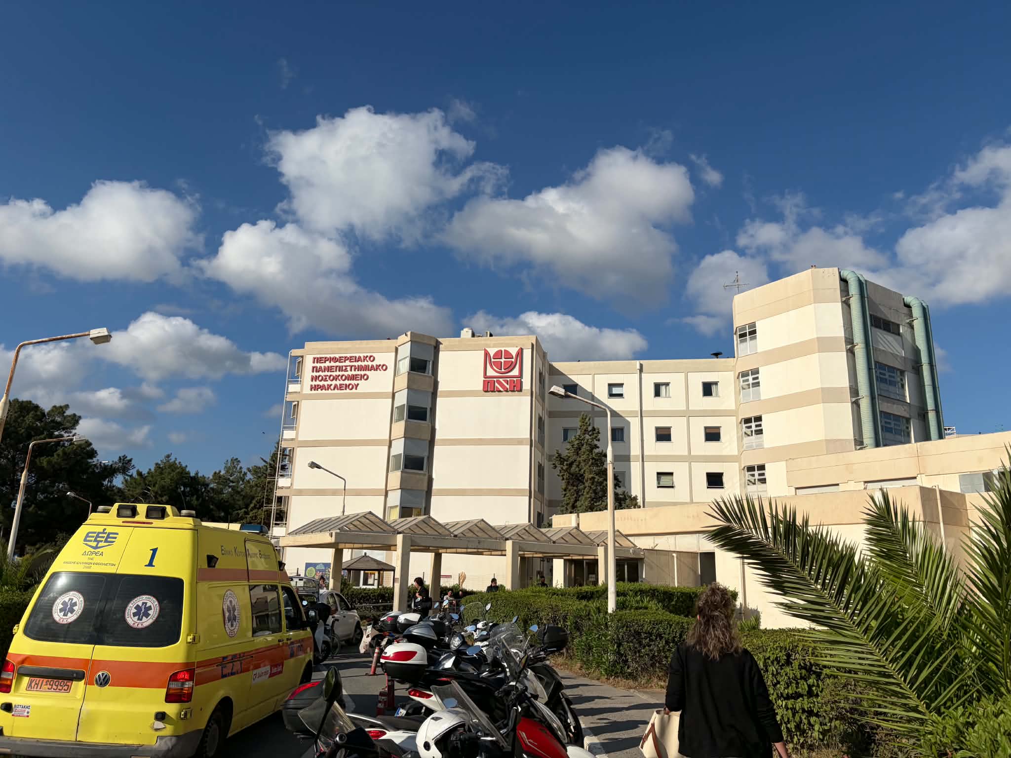 Ηράκλειο: Αναπνέει μόνο του και παίζει με τάμπλετ το 3χρονο κοριτσάκι ...