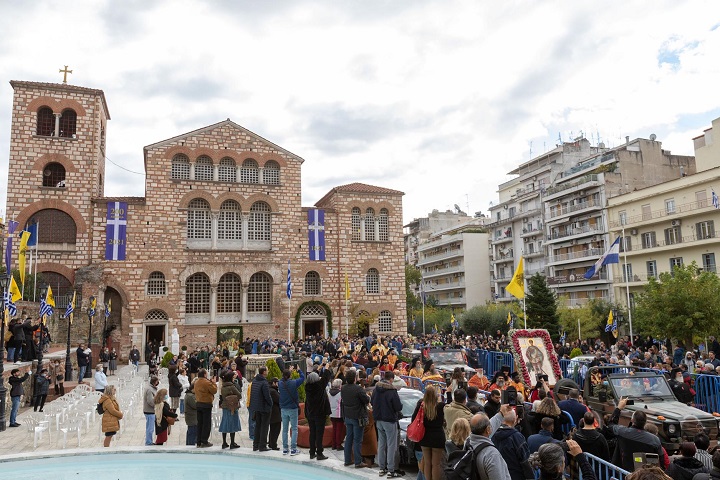 Θεσσαλονίκη: Πλήθος πιστών στη λιτανεία των εικόνων Αγίου Δημητρίου και ...