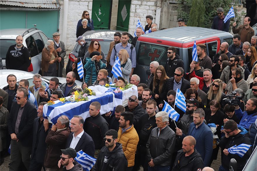 Πλήθος κόσμου στην κηδεία του Κωνσταντίνου Κατσίφα (βίντεο ...
