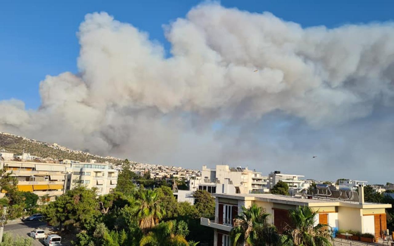 Πυρκαγιά σε Γλυφάδα και Βούλα: Σε ύφεση το πύρινο μέτωπο (βίντεο ...