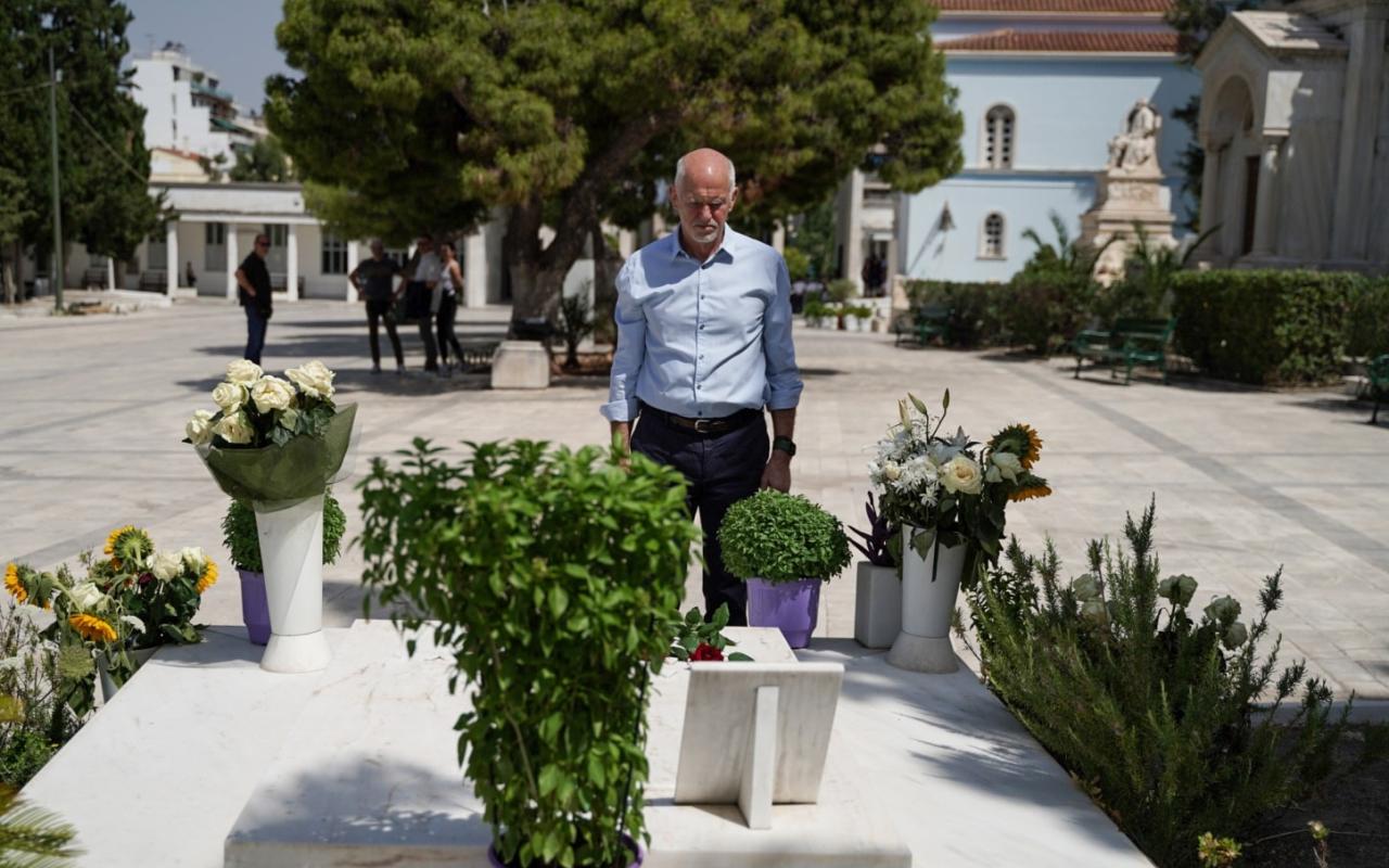 Γιώργος Παπανδρέου: Άφησε λουλούδια στο μνήμα του πατέρα του | ekriti.gr