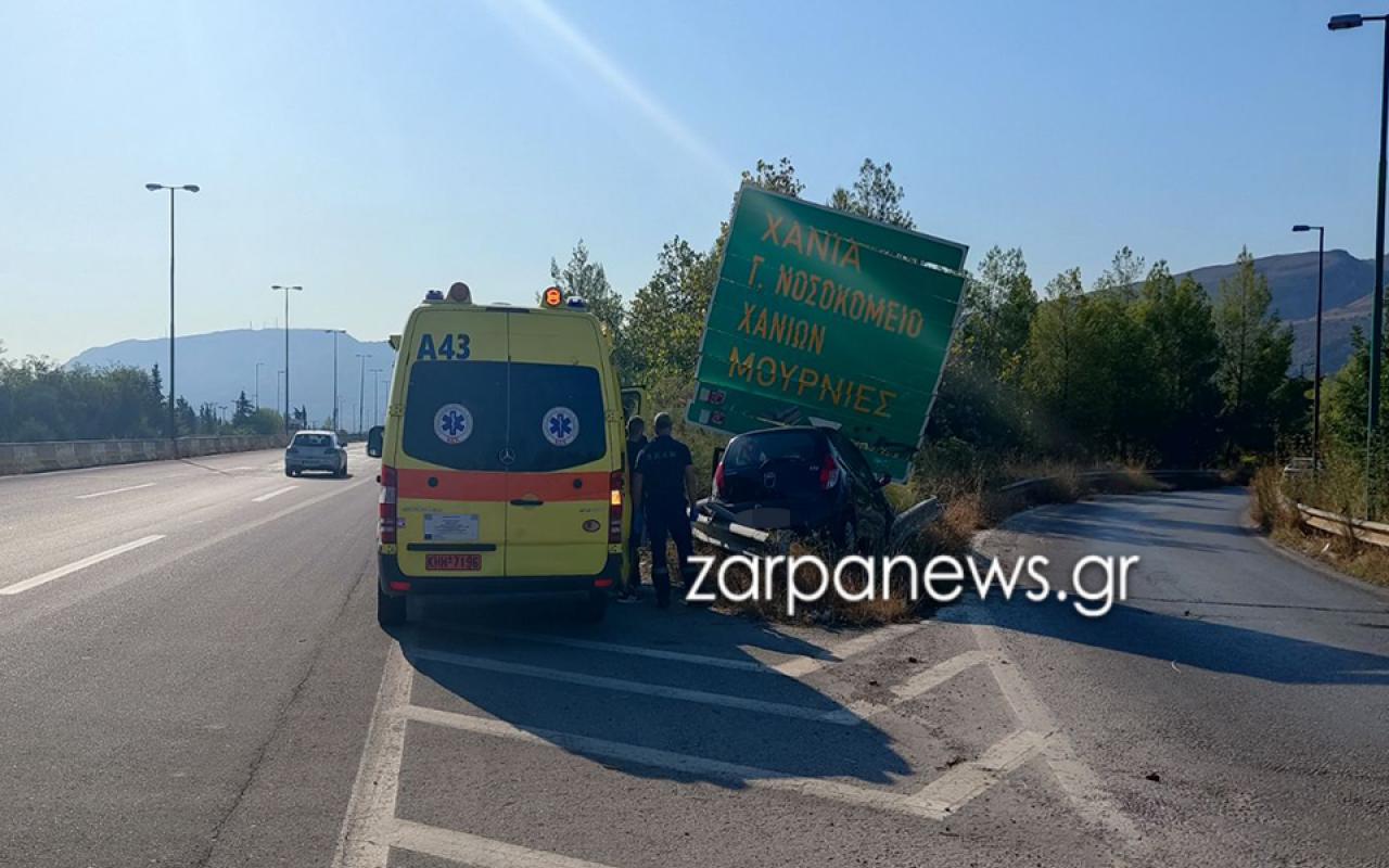 Ι.Χ καρφώθηκε σε πινακίδα του ΒΟΑΚ - fonien.gr - Ενημέρωση - Επικοινωνία