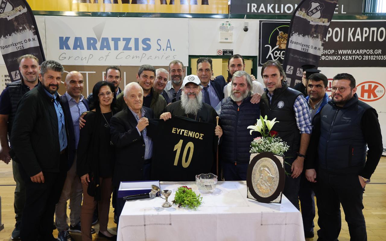 Ερασιτέχνης ΟΦΗ: Ο Αρχιεπίσκοπος Κρήτης φόρεσε καπελάκι και φανέλα του ...