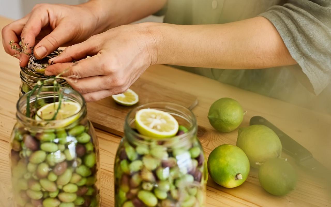 DIY: Ελιές τσακιστές, λεμονάτες ή χαραχτές με ξίδι | ekriti.gr
