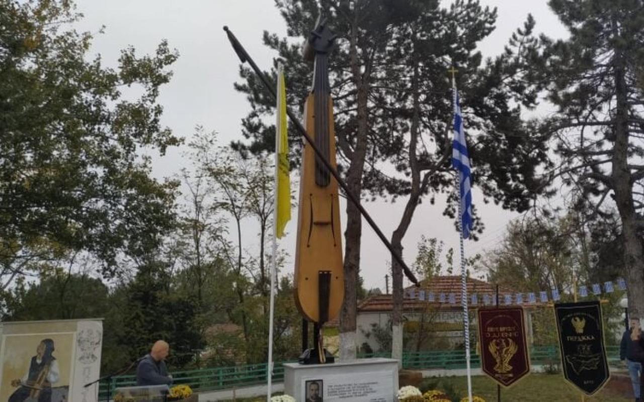 Αποκαλυπτήρια της μεγαλύτερης Ποντιακής λύρας που κατασκευάστηκε ποτέ ...