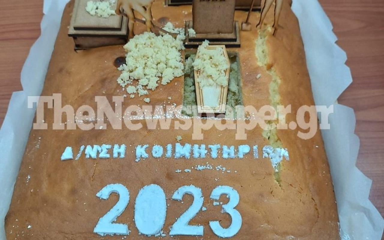 Σάλος στο διαδίκτυο με την μακάβρια βασιλόπιτα με τάφους που έκοψαν σε ...