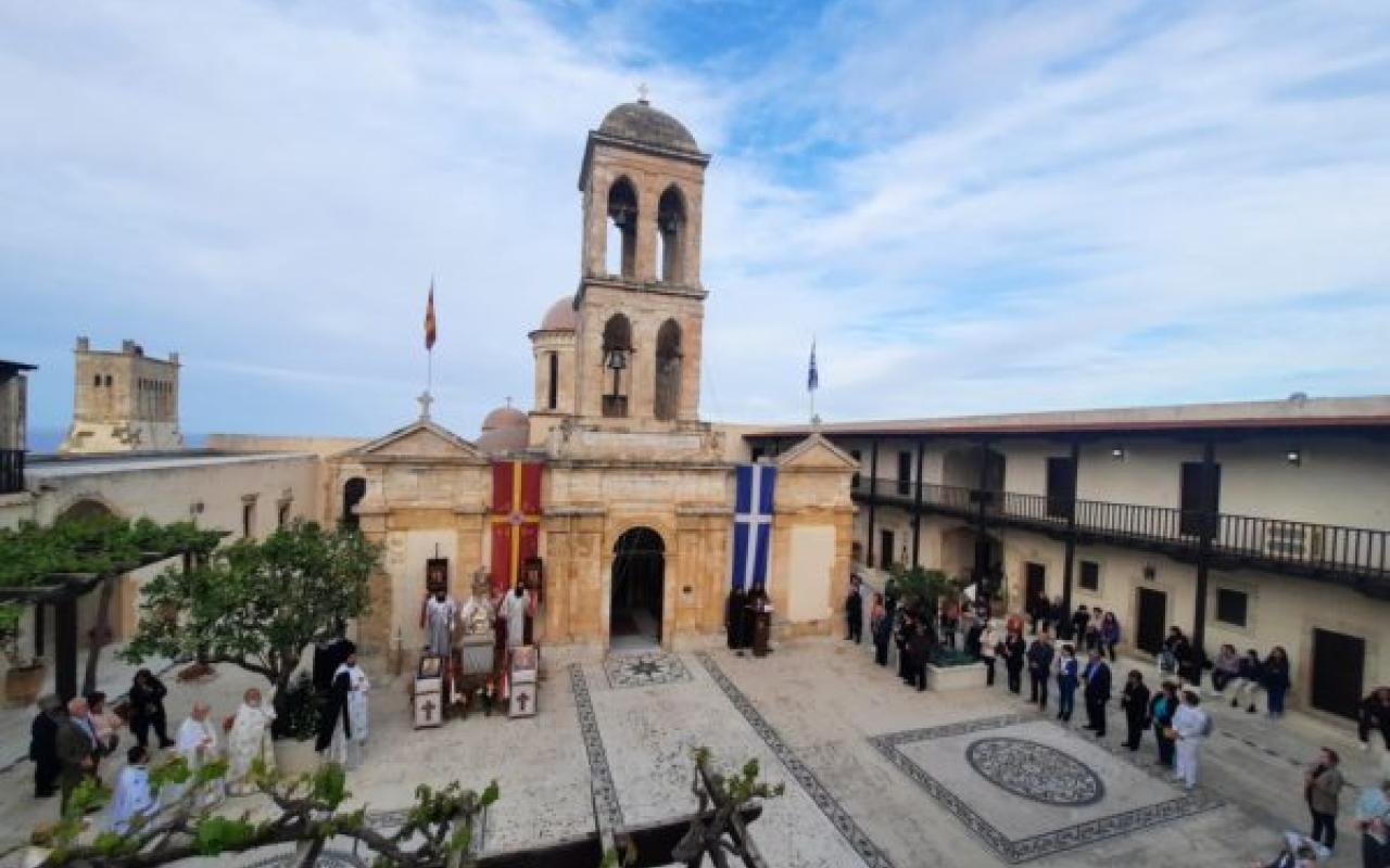 Μητρόπολη Κισάμου: Πλήθος κόσμου στον Εσπερινό της Αγάπης στο Κολυμπάρι ...