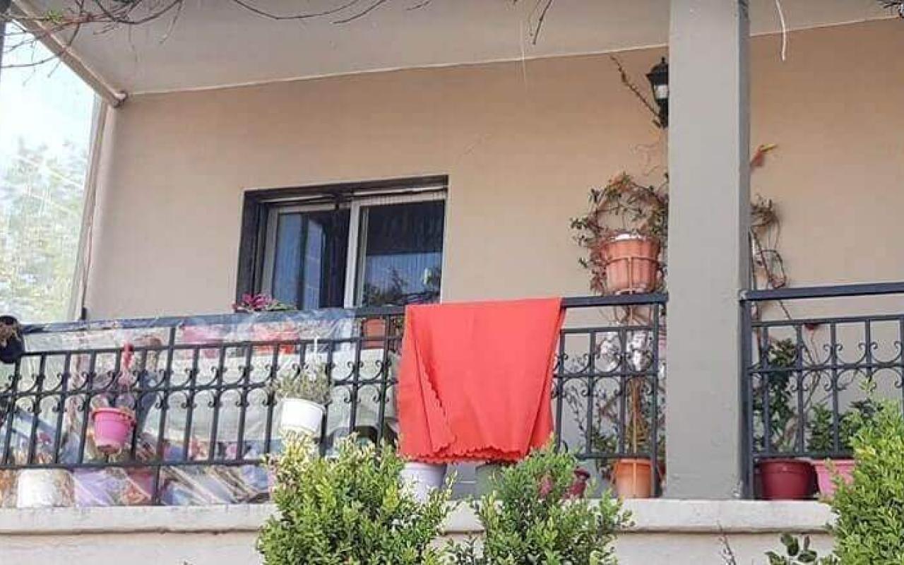 Γιατί την Μεγάλη Πέμπτη κρεμάμε κόκκινο πανί στο μπαλκόνι και βάφουμε ...