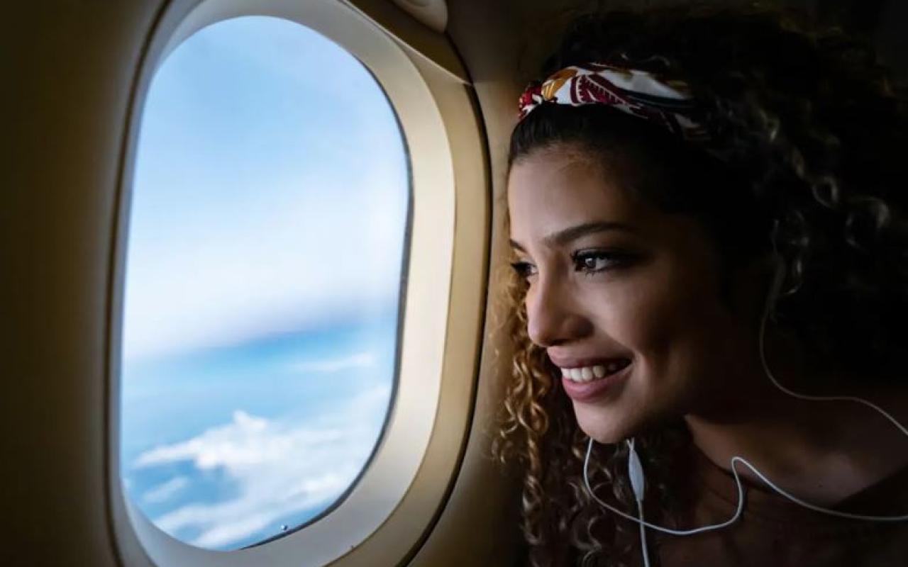 Γιατί τα παράθυρα στα αεροπλάνα έχουν μια μικρή τρύπα | ekriti.gr