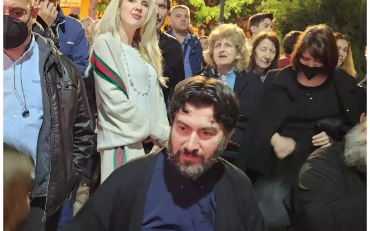 Πατέρας Αντώνιος: Ο Στράτος Τζώρτζογλου και η Σοφία Μαριόλα δίπλα του ...
