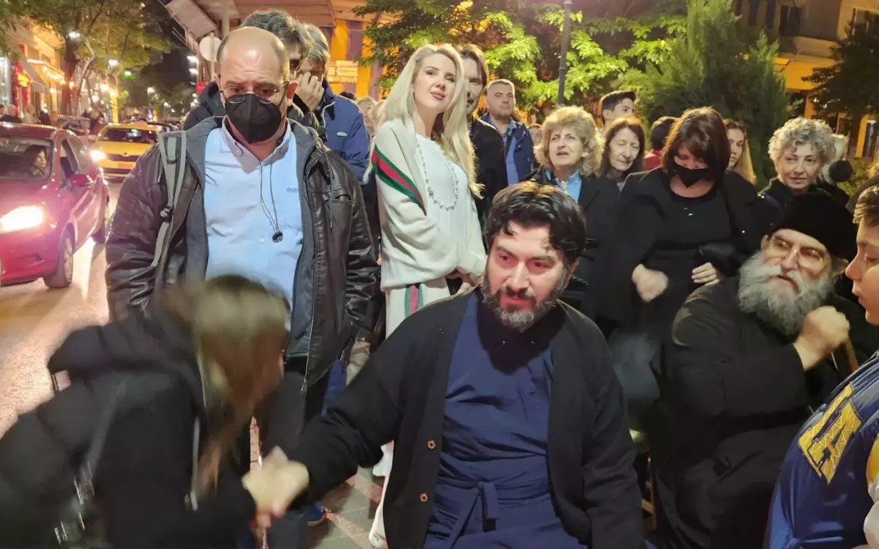 Πατέρας Αντώνιος: Ο Στράτος Τζώρτζογλου και η Σοφία Μαριόλα δίπλα του ...