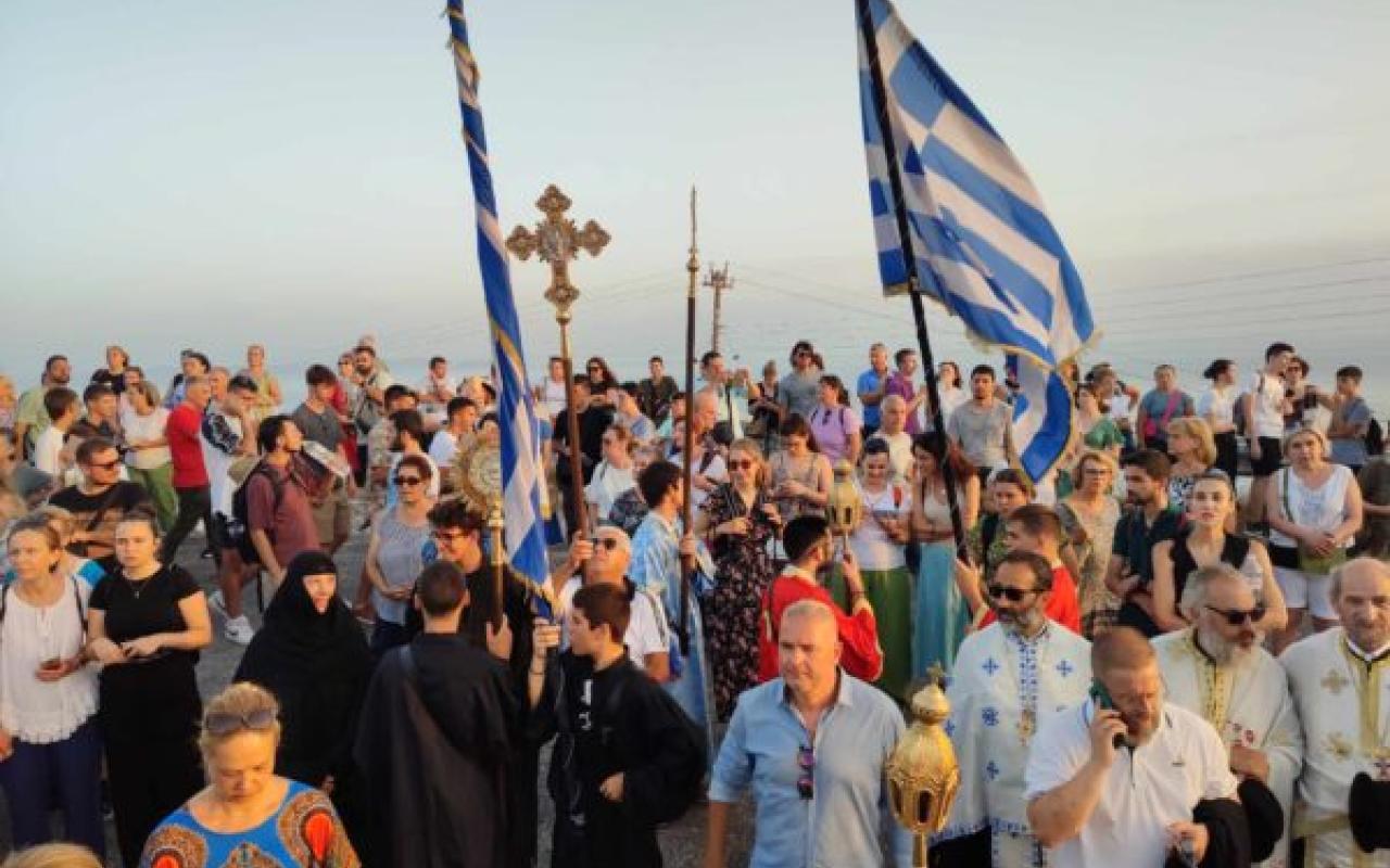 Τήνος: Χιλιάδες λαού στην τρίωρη λιτανεία της θαυματουργής εικόνας της ...