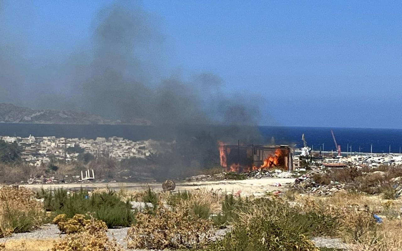 Ηράκλειο: Πυρκαγιά στον καταυλισμό στα Δύο Αοράκια - Κάηκε παράπηγμα ...