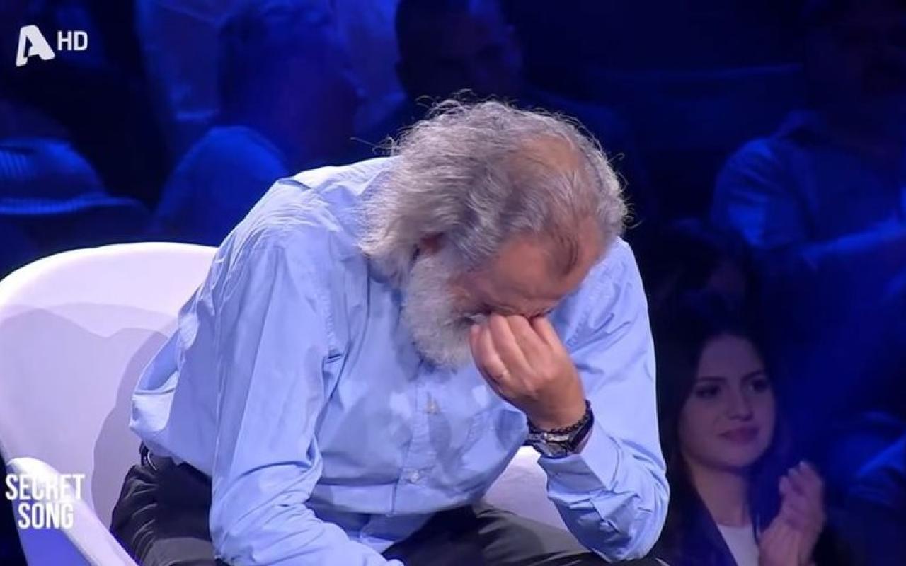 The Secret Song: "Λύγισε" ο Μιχάλης Αεράκης βλέποντας στη σκηνή τον γιο ...