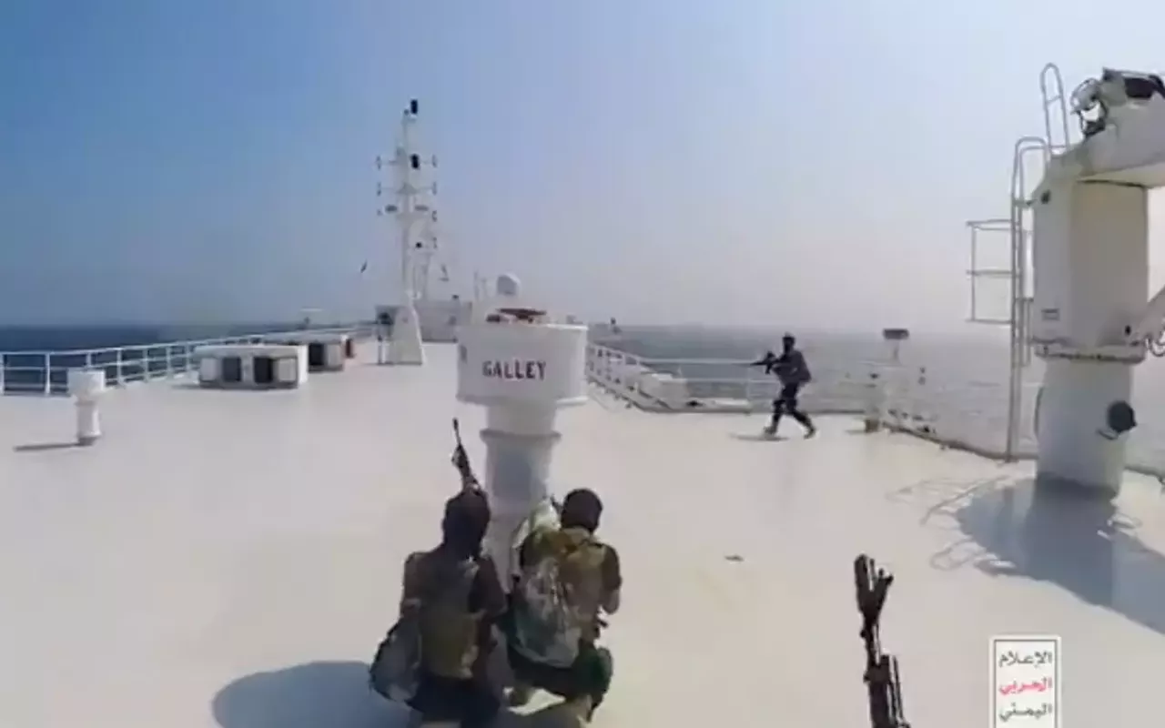 Η στιγμή που οι αντάρτες Χούθι καταλαμβάνουν πλοίο στην Ερυθρά θάλασσα ...