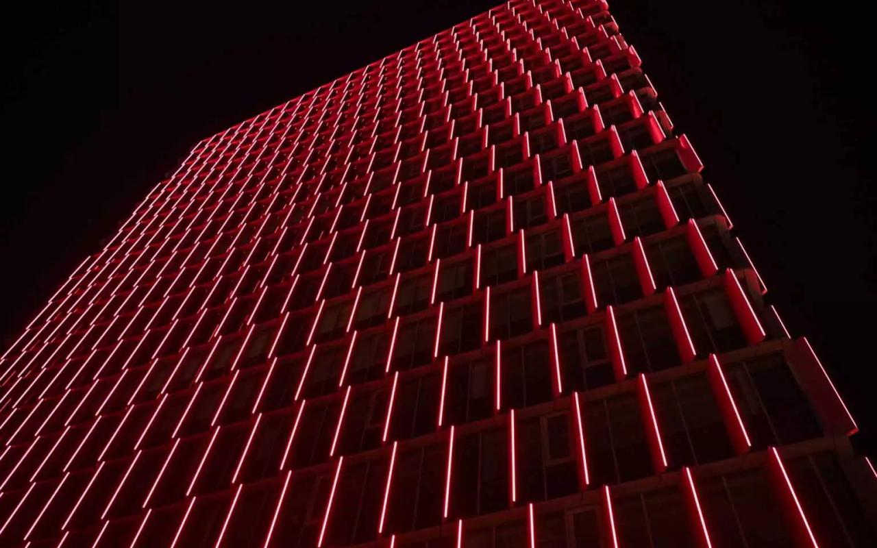 Ο Πύργος του Πειραιά φωτισμένος το βράδυ – Εντυπωσιακές εικόνες | ekriti.gr